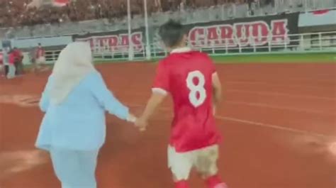 So Sweet Witan Sulaeman Pemer Kemesraan Dengan Wanita Berjilbab Di