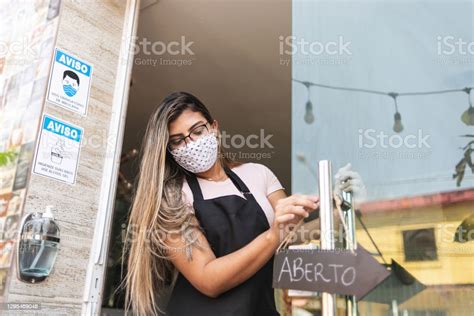 그녀의 설립 정문에 열린 기호 를 매달려 젊은 여성 소유자 또는 웨이트리스의 초상화 레스토랑에 대한 스톡 사진 및 기타 이미지 Istock