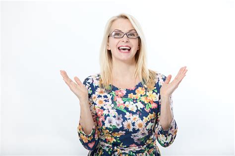 안경에 흰색 바탕에 파란색 드레스와 아름 다운 여자를 놀라게 했다 인간의 얼굴 표정 감정 태도 반응 느낌 40 49세에 대한 스톡 사진 및 기타 이미지 Istock