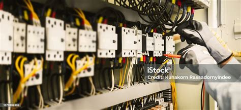 전기 엔지니어는 보호 릴레이에서 전기 설치 및 배선을 테스트하여 멀티미터로 측정합니다 개폐 장치에 대한 스톡 사진 및 기타 이미지 개폐 장치 건설 산업 검사 보기