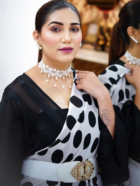 सपना चौधरी का ब्लैक एंड व्हाइट कलेक्शन