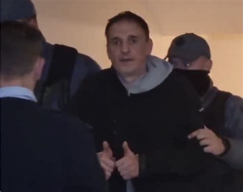 ВИДЕО Таткото на Вања ги погледна камерите па направи „лајк“ со палците