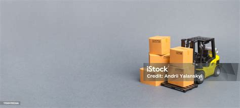 골판지 상자노란색 지게차 트럭 창고 배송 및 운송에 있는 상품의 서비스 저장 화물 운송 배달 수입 및 수출 상품 교환 배너복사