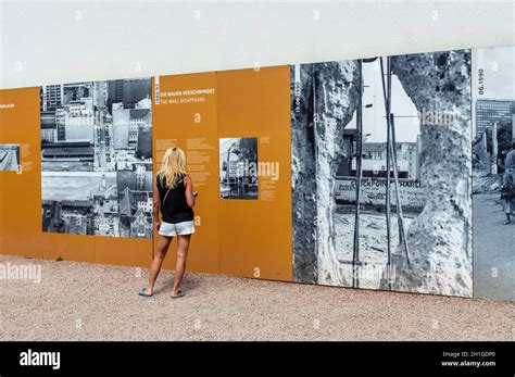 Berlin Germany May 28 2017 Unidentified Woman Watching The