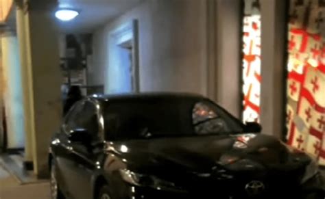 “გაიპარნენ” რუსული კანონის მხარდამჭერმა დეპუტატებმა პარლამენტი საპარკინგე სივრცით დატოვეს