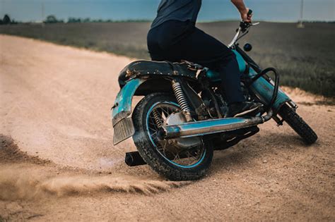 모래 길에서 복고풍 오토바이를 타고 표류하는 오토바이 운전자 모토 크로스 훈련 25 29세에 대한 스톡 사진 및 기타 이미지 25 29세 남성 남자들만 Istock