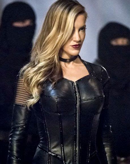 Arrow Black Siren Katie Cassidy Is Back In The Cast For Season 6 Black Siren Arrow Arrow