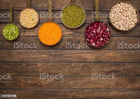 콩과 식물은 복사 공간이 있는 나무 배경에 빈티지 구리 국자에 놓여 있습니다 0명에 대한 스톡 사진 및 기타 이미지 0명