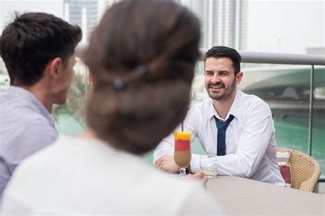 두바이 해양에 현대 발코니에 비즈니스 회의입니다 세 사람이 그들의 회사를 대표 하 고 협력에 대 한 이야기 3 명에 대한 스톡 사진 및 기타 이미지 Istock