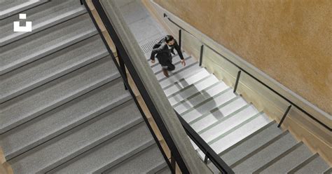 스케이트보드를 타고 에스컬레이터를 타고 내려가는 남자 사진 Unsplash의 무료 계단 이미지