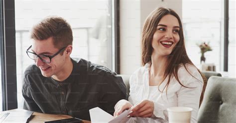 소녀는 종이 비행기를 만든다 창문 근처 방에 앉아 프로젝트를 진행하는 어린 학생들 사진 Unsplash의 우정 이미지