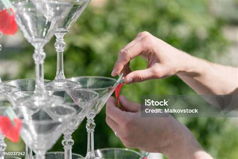 음료 와인 안경에서 피라미드 밖으로 만드는 샴페인 축제 분위기 축 하는 웨이터의 손에 0명에 대한 스톡 사진 및 기타 이미지 Istock