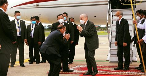 សម្តេចអគ្គមហាពញាចក្រី ហេង សំរិន អញ្ជើញទទួលព្រះរាជដំណើរយាងនិវត្តន៍