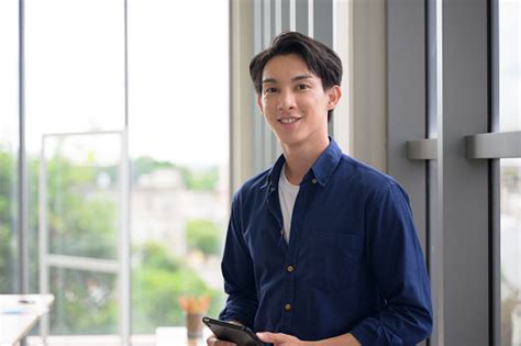 웃고 카메라를 바라보는 사업가의 초상화 현대 사무실에서 새로운 프로젝트와 함께 일하는 행복한 여성 회의실에서 브레인스토밍하는