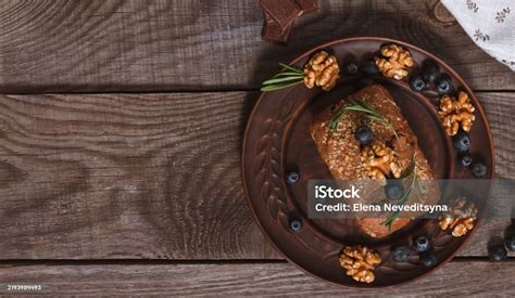 블루베리와 로즈마리로 장식된 견과류를 곁들인 초콜릿 컵케이크 소박한 점토 접시에 평면도 0명에 대한 스톡 사진 및 기타 이미지 0명 갈색 견과 Istock