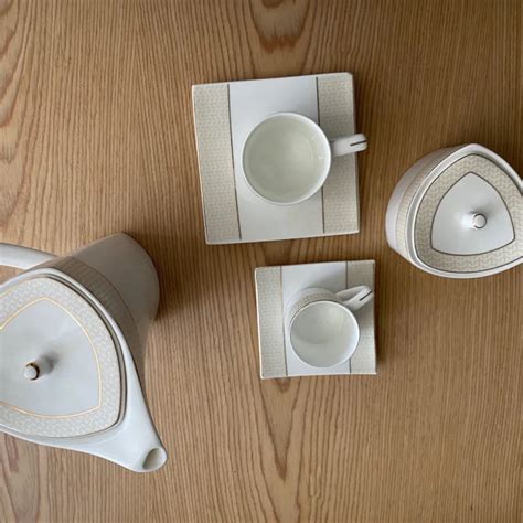 کمدا قیمت و خرید سرویس 18 نفره بن انگلیسی برند رویال دالتون انگلیس ر