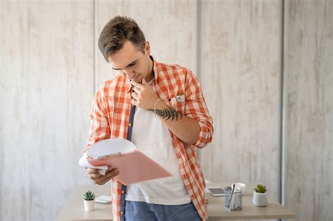 한 남자 백인 남성 사업가 사무실 책상에서 일하다 클립 보드를 잡고 20 24세에 대한 스톡 사진 및 기타 이미지 20 24세 20 29세 계약서 Istock