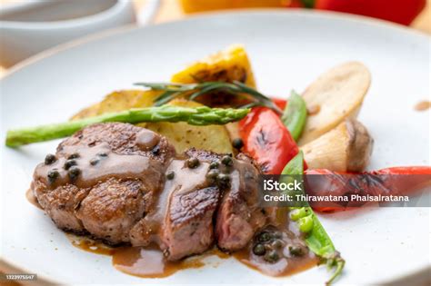매운 후추 소스를 곁들인 와규 소고기 스테이크 프리미엄 일본 와규 쇠고기 등심 스테이크에 대한 스톡 사진 및 기타 이미지