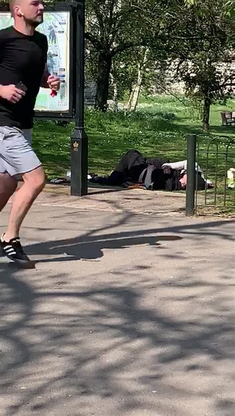 Frisky Couple Stun Onlookers By Having Sex Yards From Buckingham Palace And Cops Only Warn Them