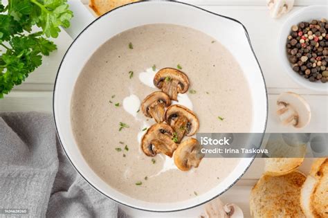 흰색 나무 배경에 크림 크루통 허브를 곁들인 버섯 크림 수프 맛있는 안락한 음식 미식가에 대한 스톡 사진 및 기타 이미지 미식가 수프 빵 Istock