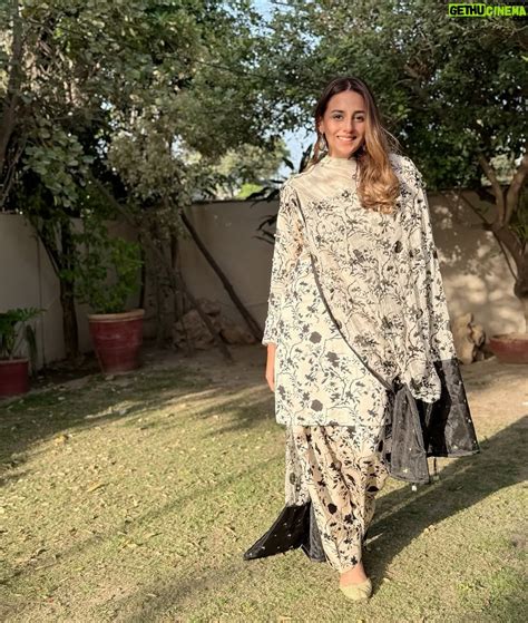 Kinza Razzak Wiki Biography Age Photos Spouse And More