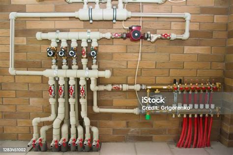 아파트의 구리 밸브 스테인리스 볼 밸브 중앙 난방 시스템 및 수도관의 물 및 플라스틱 파이프 검출기 가정 난방에 대한 스톡 사진 및 기타 이미지 Istock