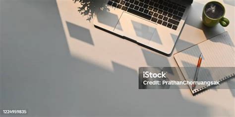 화분에 심은 식물 커피 컵 노트 및 펜으로 둘러싸인 흰색 작업 책상에 놓는 컴퓨터 노트북의 상단 보기 이미지 순서대로 작업 영역 개념입니다 사무실에 대한 스톡 사진 및 기타