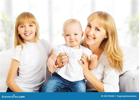 Familia Feliz En Casa En El Sofá Madre E Hija E Hijo Foto de archivo Imagen