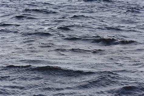 어두운 바다 잔물결 배경 아쿠아 파도 질감 해양 추상 바다 바람 프리미엄 사진