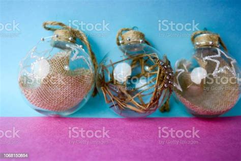 3 개의 작은 둥근 유리 투명 빈티지 즉흥적으로 우아한 Hipster 장식 아름 다운 축제 새 해의 공 건초 밀 짚 내부와 스타와 함께 크리스마스 장식 0명에 대한 스톡