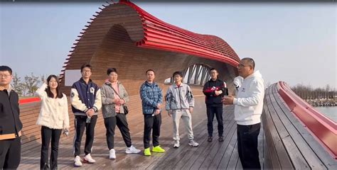 电气学院组织新生环湖徒步看临港活动