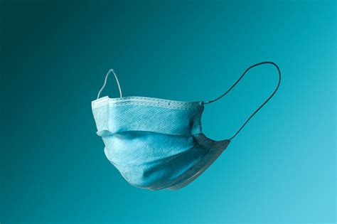 호흡기 건강의 개념 파란색 배경에 보이지 않는 남자 얼굴의 형태로 파란색 의료 보호 마스크 3d 렌더링 건강관리와 의술에 대한 스톡 사진 및 기타 이미지 Istock