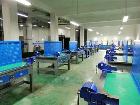 现代钳工实训室 成功案例 杭州天硕教学设备有限公司 杭州天硕教学设备有限公司天硕教仪是一家专业从事教育装备研发生产销售和服务为一体的
