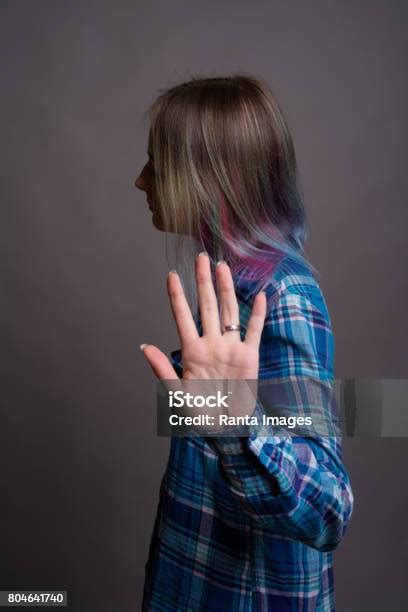 멀티와 아름 다운 젊은 여자의 스튜디오 샷 색 회색 배경 블루 체크 무늬 셔츠를 입고 머리 상반신에 대한 스톡 사진 및 기타 이미지 상반신 옆모습 한 명의 여자만