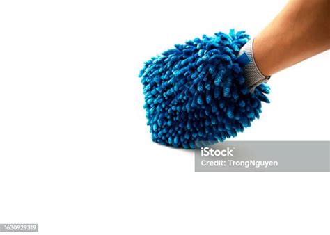 하얀 배경에 격리된 새로운 세차 극세사 미트 다목적 장갑 흡수성 재사용 가능 길고 부드러운 셔닐 섬유 리프트 및 트랩 먼지를 착용하는 아시아 남자 손 가사 집안일에 대한