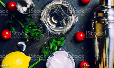 토마토 레몬 주스 소스 셀러리와 보드카와 알콜 칵테일의 준비에 대 한 재료 0명에 대한 스톡 사진 및 기타 이미지 0명