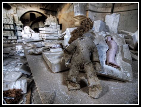 Abandonalia La Fábrica De Muñecas