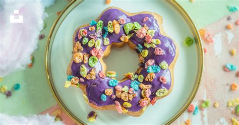 접시에 스프링클을 뿌린 도넛 사진 Unsplash의 무료 도넛 이미지