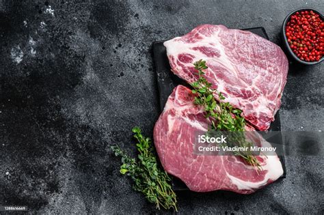 대리석 보드에 생 돼지 고기 스테이크 검은 색 배경 맨 위 보기입니다 복사 공간 고기에 대한 스톡 사진 및 기타 이미지 고기 날것 도마 요리 도구 Istock