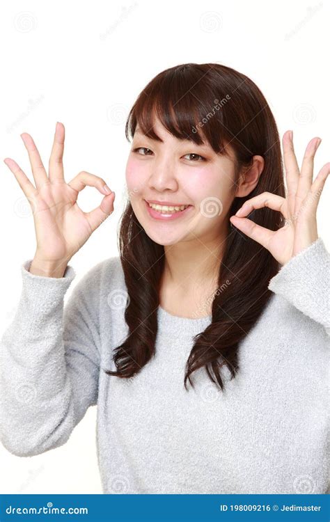 Joven Empresaria Japonesa Con Signo Perfecto Foto De Archivo Imagen De Fondo Feliz
