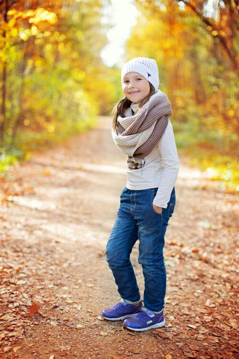 Красивая девочка в розовой куртке в осеннем лесу · бесплатная фотография от Hloramin