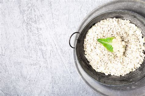 콜리플라워 회색 배경에 금속 그릇에 쌀입니다 최고의 볼 수 있습니다 오버 헤드로 인해입니다 공간에 복사 합니다 났습니다 0명에 대한 스톡 사진 및 기타 이미지 Istock