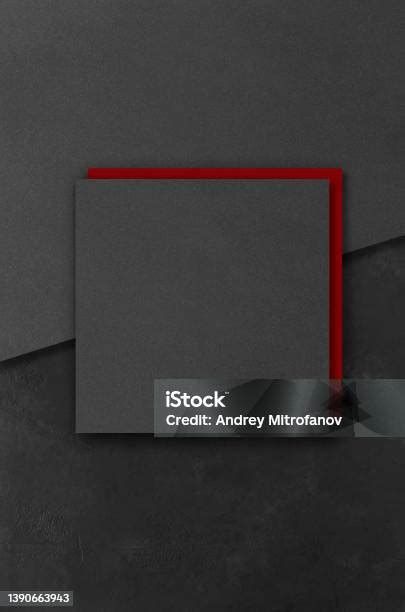 어두운 콘크리트 배경에 검은 색과 빨간색 직사각형 모형 디자인 요소 또는 포트폴리오 공간을 복사합니다 명함에 대한 스톡 사진 및 기타 이미지 Istock
