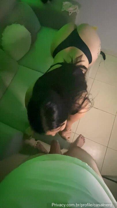 Esposa De Quatro No Sofá Mamando O Marido No Sábado À Noite Casal Nerd