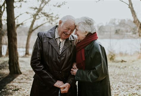 Донька нарешті досягла свого батько в будинку для літніх людей а вона з сімєю у його