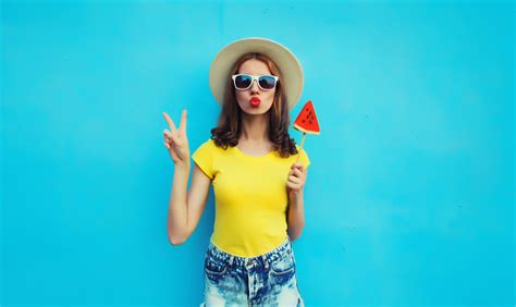 달콤한 육즙이 많은 롤리팝이나 아이스크림 모양의 수박 조각이 파란색 배경에 밀짚모자를 쓰고 있는 젊은 여성의 여름 초상화 25 29세에 대한 스톡 사진 및 기타 이미지