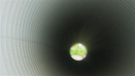 완성 된 플라스틱 파이프 산업 야외 스토리지 사이트 창 고가 고 플라스틱 물 파이프 공장 제조입니다 0명에 대한 스톡 사진 및