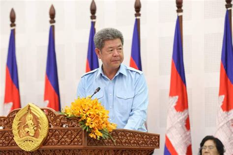 សម្តេចកិត្តិសង្គហបណ្ឌិត ម៉ែន សំអន ៖ បុគ្គលិកដែលបម្រើការក្នុងសេវាកម្សាន្តទេសចរណ៍ មនុស្សពេញវ័យ