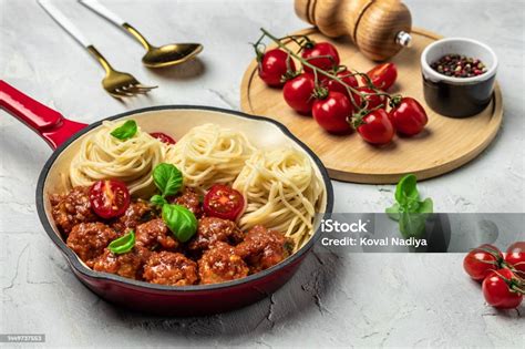 미트볼은 밝은 배경에 토마토 소스를 곁들인 이탈리아 스파게티 파스타 위에 제공됩니다 이탈리아 음식 배너 메뉴 텍스트 레시피 장소