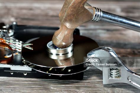 Hdd 플래터가있는 스패너 렌치 및 스틸 해머 하드 디스크 드라이브 분해 손상된 구성 요소 컴퓨터 유지 보수 복구 데이터 지우기